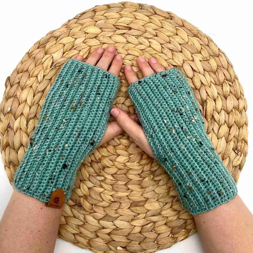 17 Free & Easy Crochet Fingerless Gloves Patterns - Handy Little Me