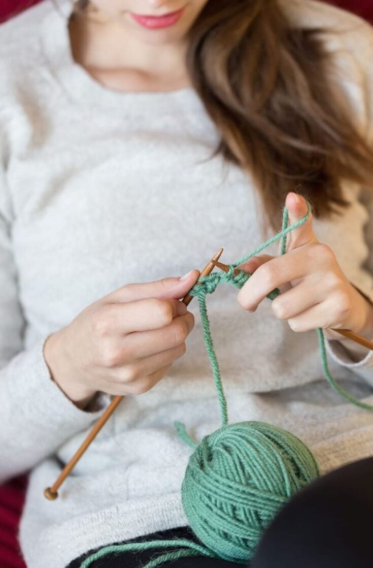How To Cast On Stitches In Knitting {Thumb Cast On} | Handy Little Me