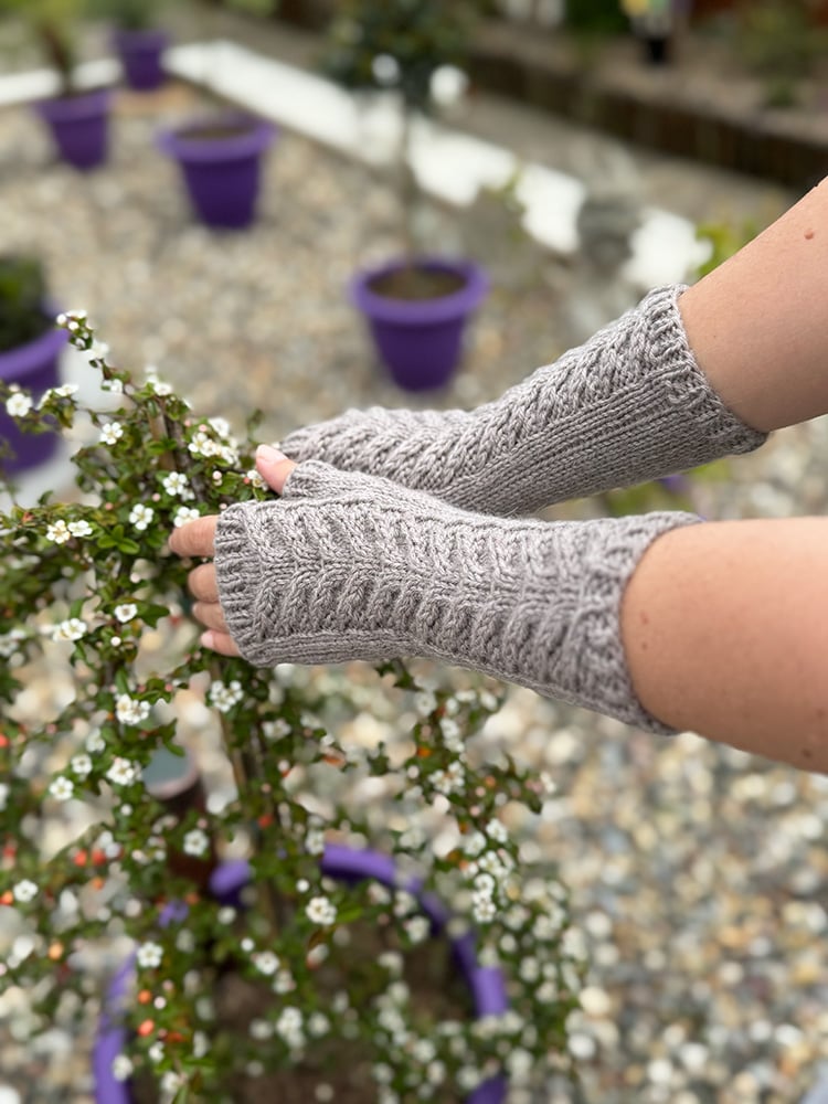 Sassenach Chevron Mitts (Knitting Pattern) - Handy Little Me
